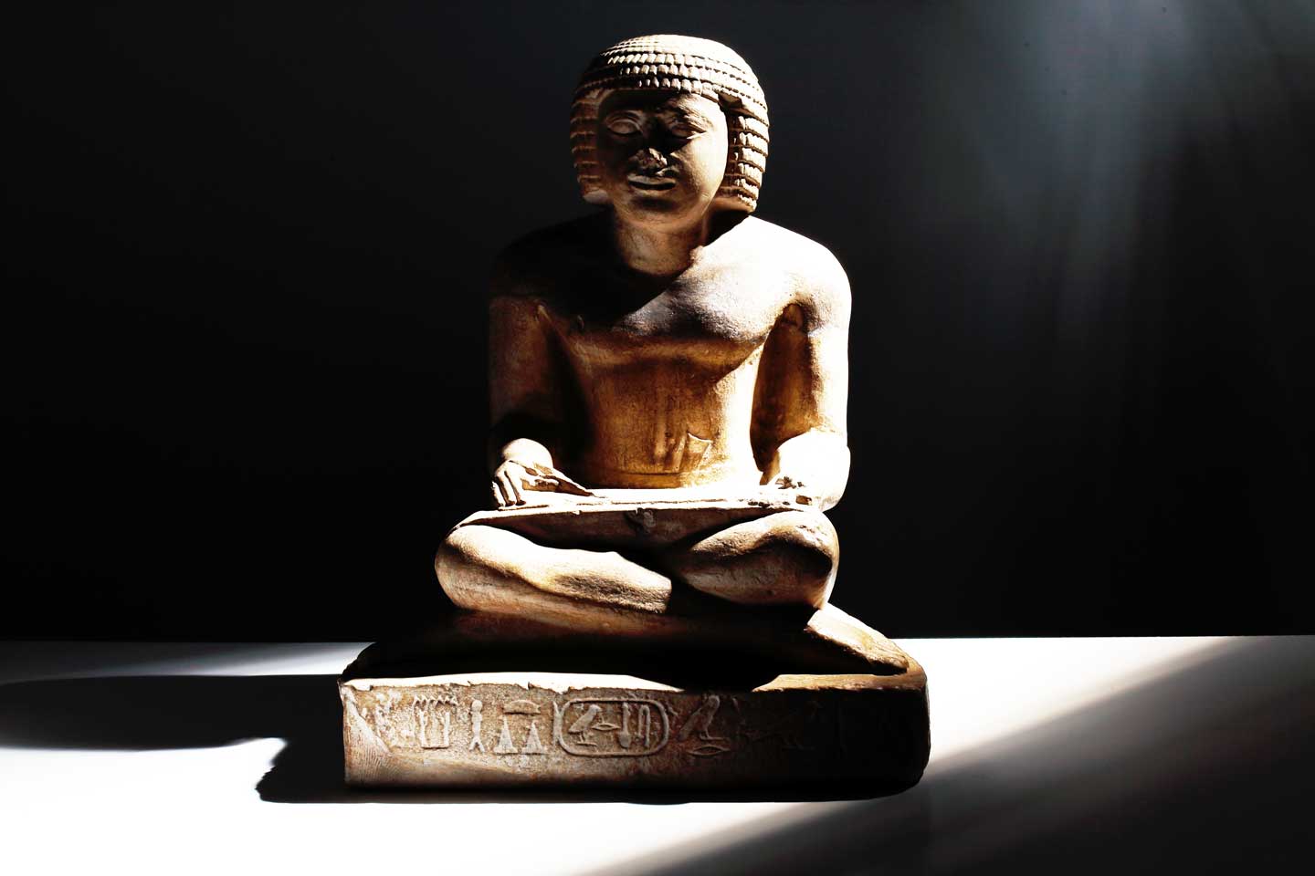 Die Binse in der Hand – Die Schreiberstatue des Henka | UB Mainz